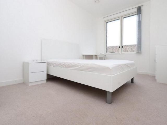 4 Bedroom Shared Living/roommate London London LS90559279