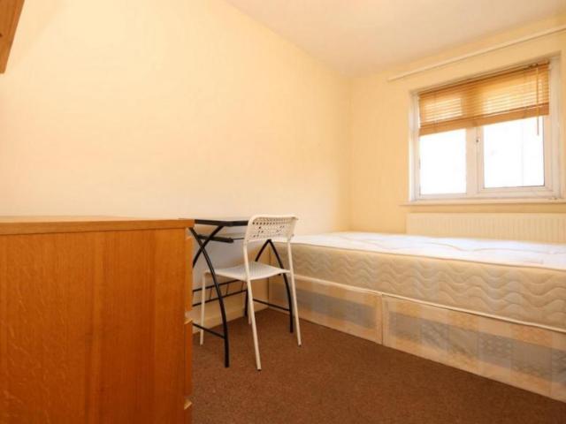 4 Bedroom Shared Living/roommate London London LS90559465