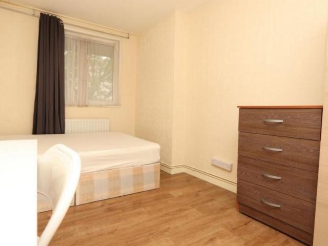 4 Bedroom Shared Living/roommate London London LS90559528