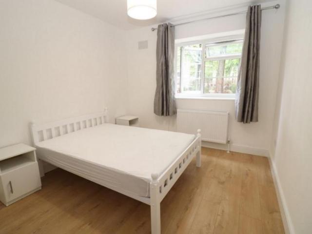4 Bedroom Shared Living/roommate London London LS90559533
