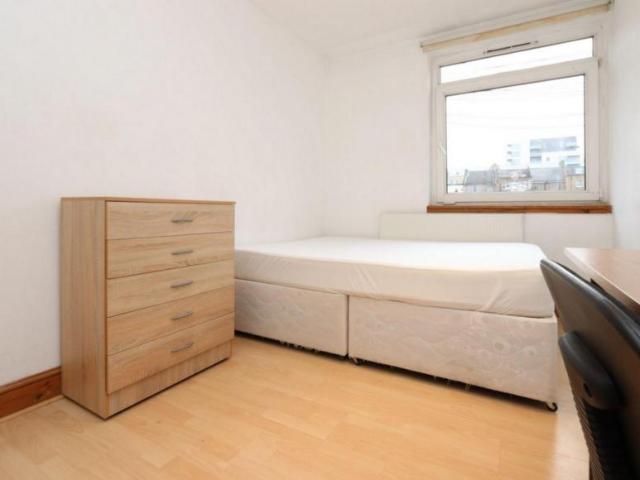 4 Bedroom Shared Living/roommate London London LS90559675