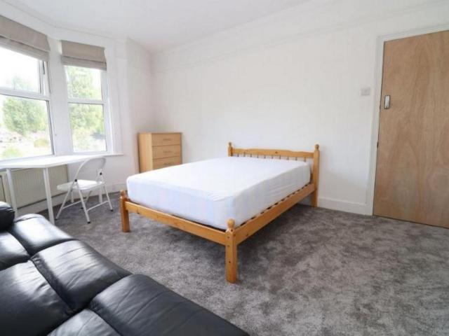 4 Bedroom Shared Living/roommate London London LS90559750
