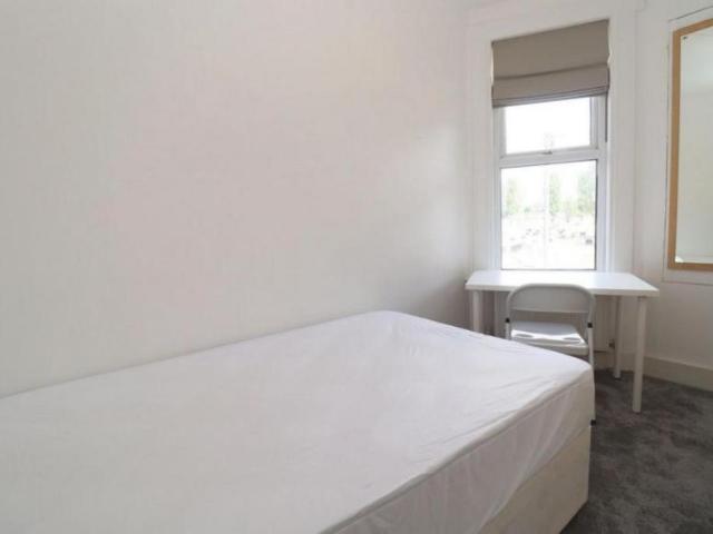 4 Bedroom Shared Living/roommate London London LS90559751