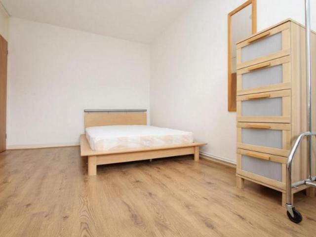 4 Bedroom Shared Living/roommate London London LS90559704