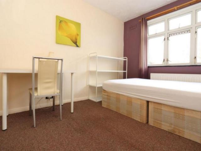 4 Bedroom Shared Living/roommate London London LS90559711