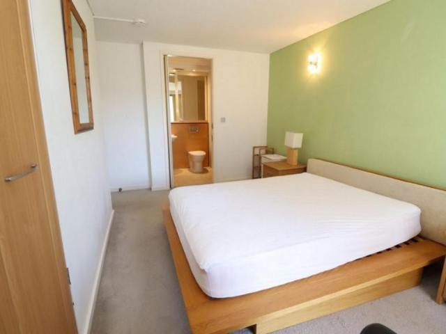 4 Bedroom Shared Living/roommate London London LS90559955