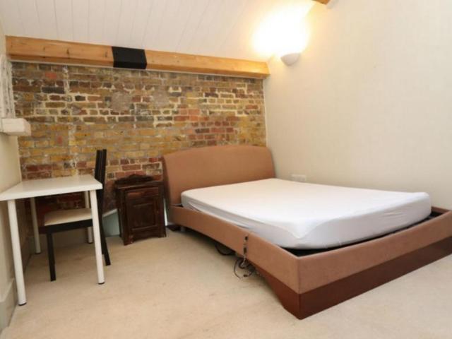 4 Bedroom Shared Living/roommate London London LS90559915