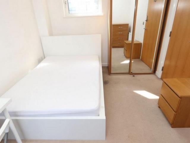 4 Bedroom Shared Living/roommate London London LS90559929