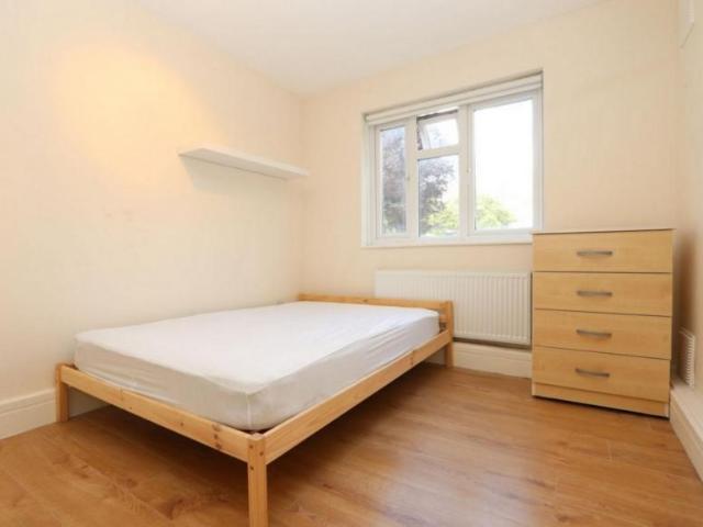 4 Bedroom Shared Living/roommate London London LS90559936