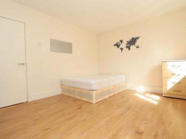 4 Bedroom Shared Living/roommate London London LS90559938