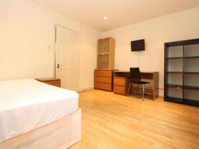 4 Bedroom Shared Living/roommate London London LS90560058