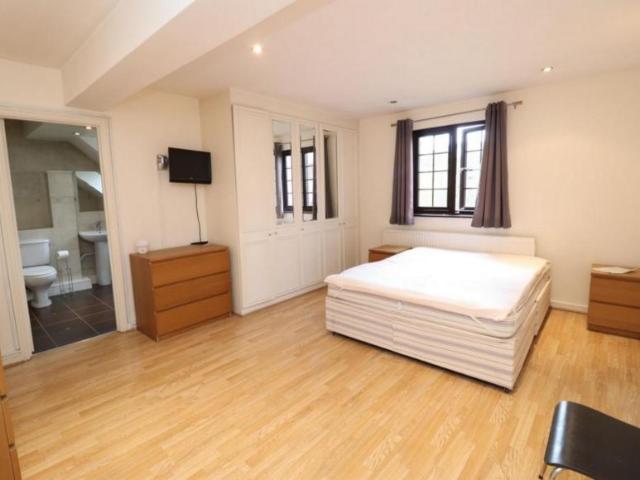 4 Bedroom Shared Living/roommate London London LS90560024