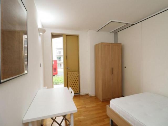 4 Bedroom Shared Living/roommate London London LS90560180