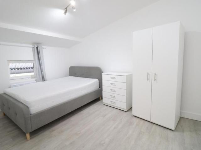 4 Bedroom Shared Living/roommate London London LS90561298
