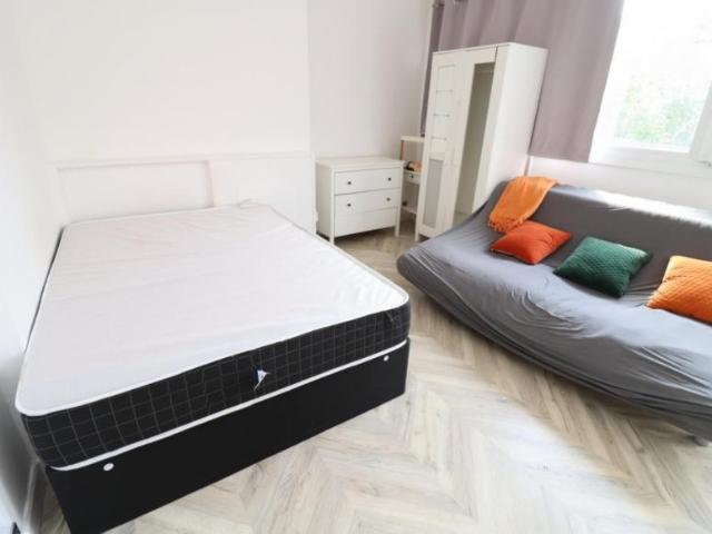 4 Bedroom Shared Living/roommate London London LS90561236