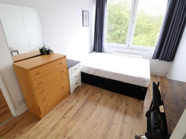 4 Bedroom Shared Living/roommate London London LS90561415