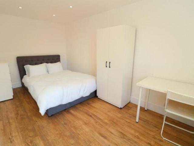 4 Bedroom Shared Living/roommate London London LS90564018