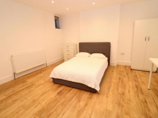 4 Bedroom Shared Living/roommate London London LS90564019