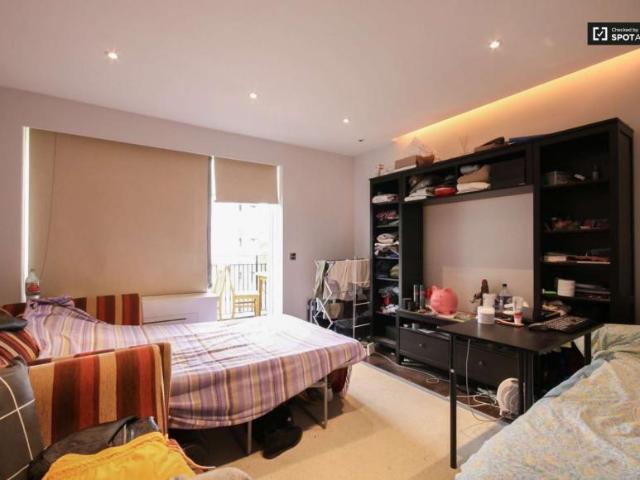 4 Bedroom Shared Living/roommate London London LS90849986