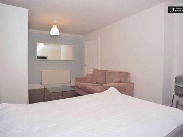4 Bedroom Shared Living/roommate London London LS99724936