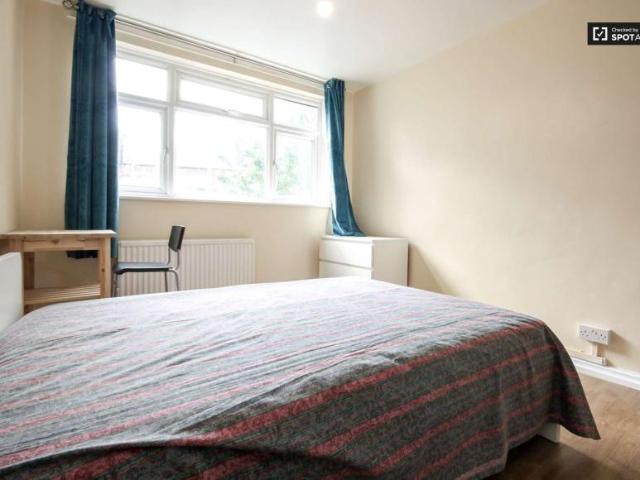 4 Bedroom Shared Living/roommate London London LS100676698