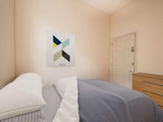 4 Bedroom Shared Living/roommate London London LS101818551