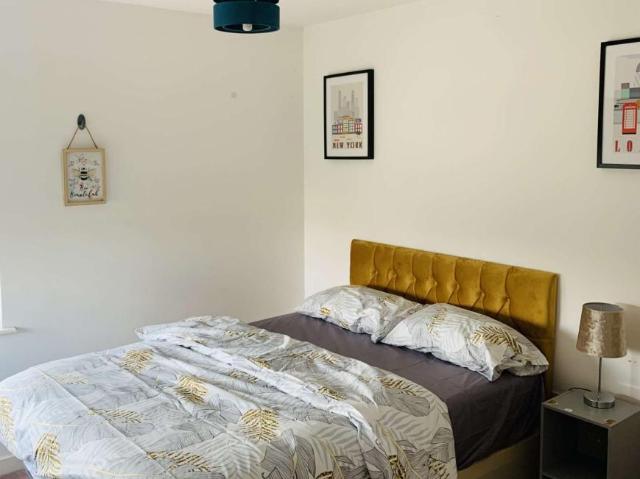 4 Bedroom Shared Living/roommate London London LS101818907