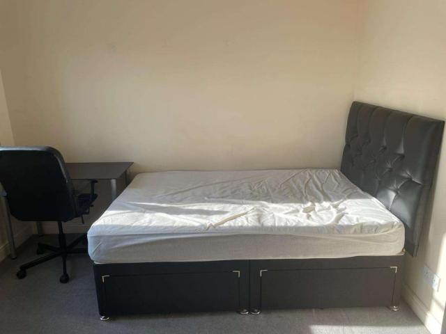 4 Bedroom Shared Living/roommate London London LS101823058