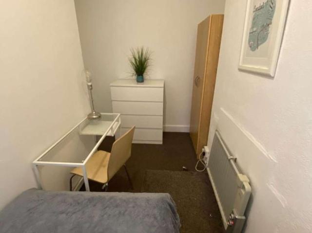 4 Bedroom Shared Living/roommate London London LS101824275