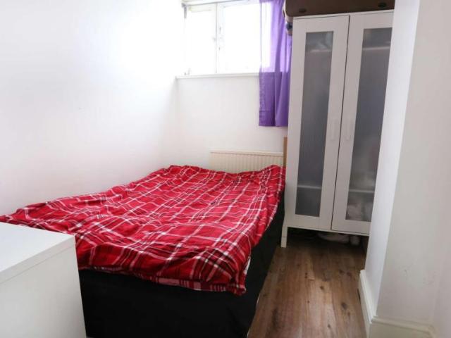 4 Bedroom Shared Living/roommate London London LS101845518