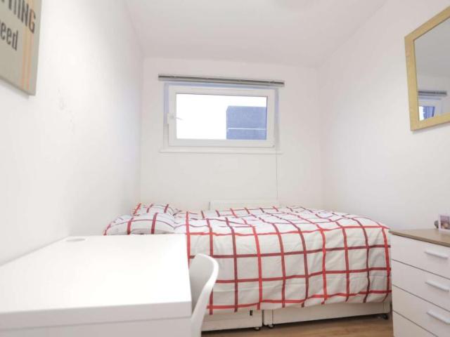 4 Bedroom Shared Living/roommate London London LS101846815