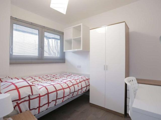 4 Bedroom Shared Living/roommate London London LS101854983