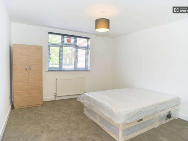 4 Bedroom Shared Living/roommate London London LS102797007