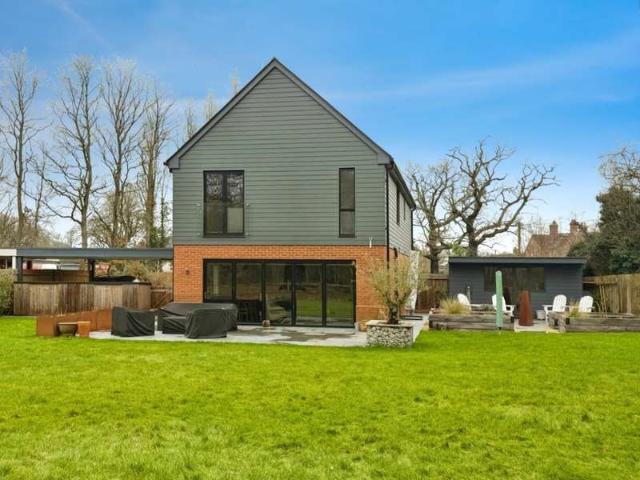 4 Bedroom Studio Flat