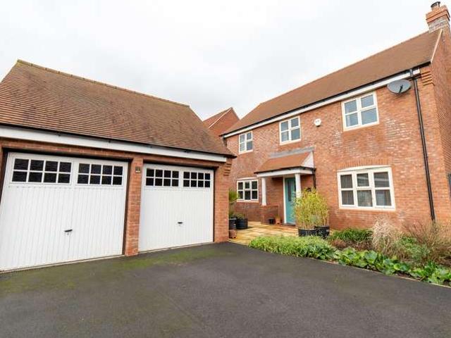 4 Bedroom Studio Flat
