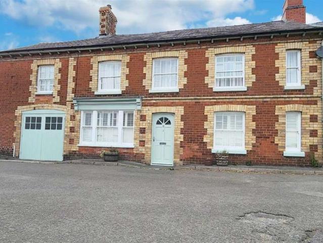 4 Bedroom Studio Flat