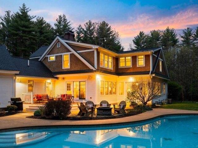 4 bedroom, Stratham NH 03885 LS102344302
