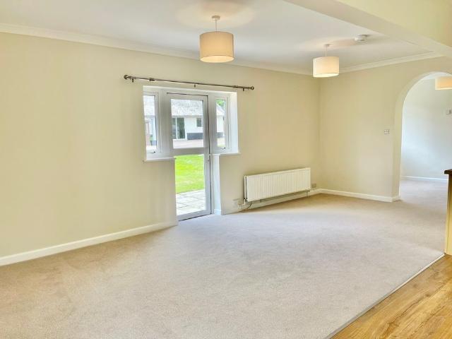 4 bedroom Substantial Detached Property to rent