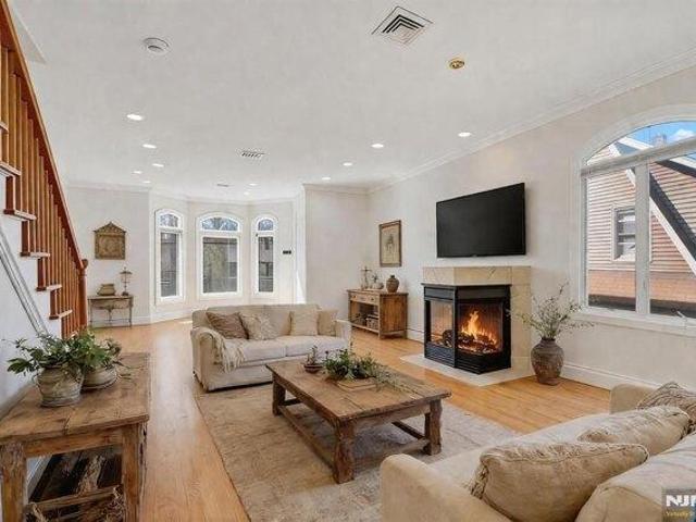 4 bedroom, Palisades Park NJ 07650 104409274