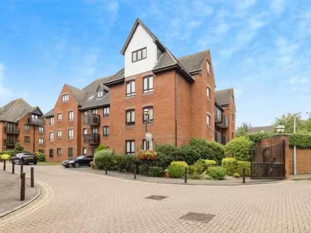 4 bedroom penthouse for rent in Aragon Lodge, Boleyn Court, Ep.