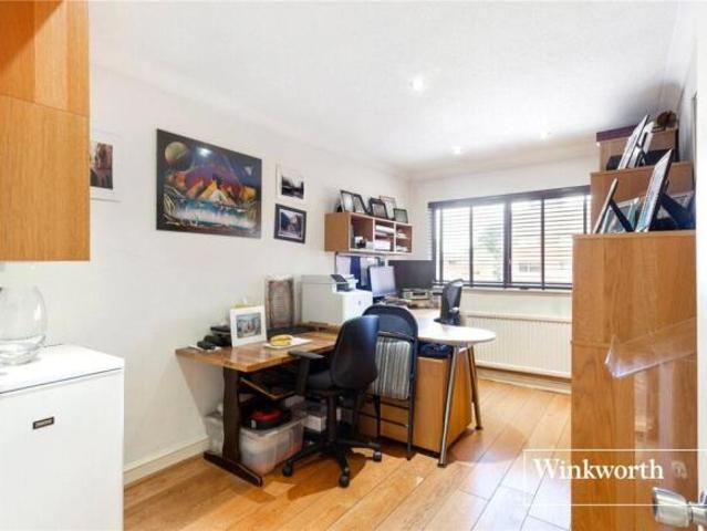 4 bedroom penthouse for rent in Spencer Close, Finchley, London, N3