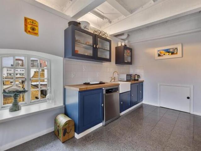 4 bedroom penthouse for sale in Regents Bridge Gardens, London, SW8