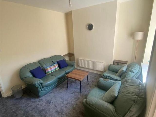 4 bedroom private hall to rent