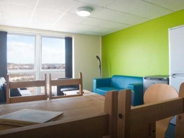 4 bedroom private hall to rent