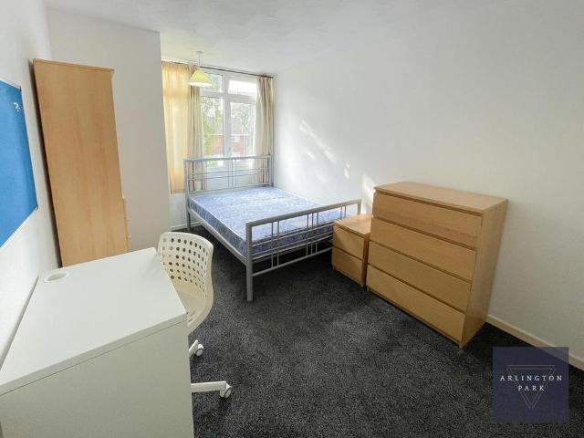 4 bedroom private hall to rent