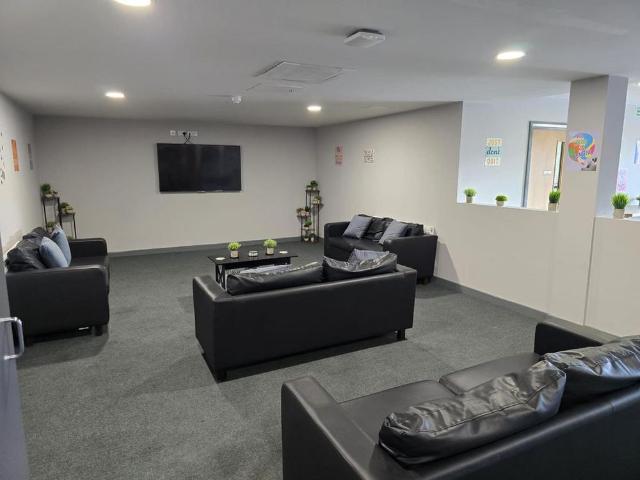 4 bedroom private hall to rent