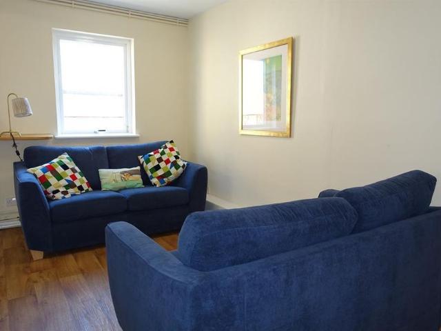 4 bedroom private hall to rent