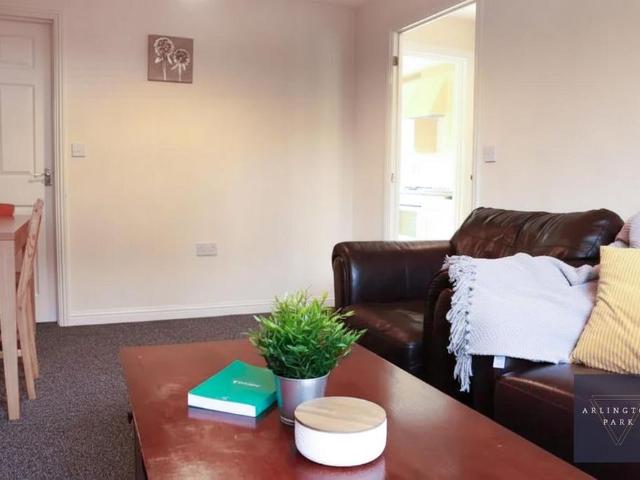4 bedroom private hall to rent