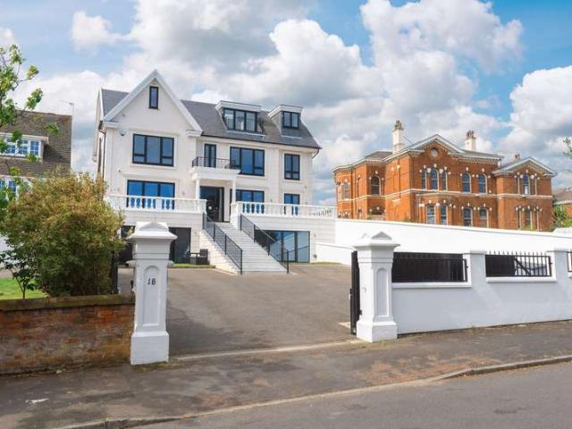 4 Bedroom Property