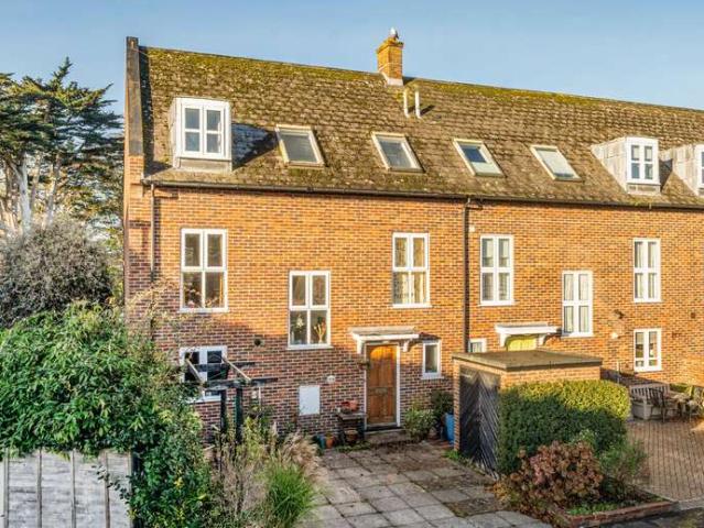 4 Bedroom Property